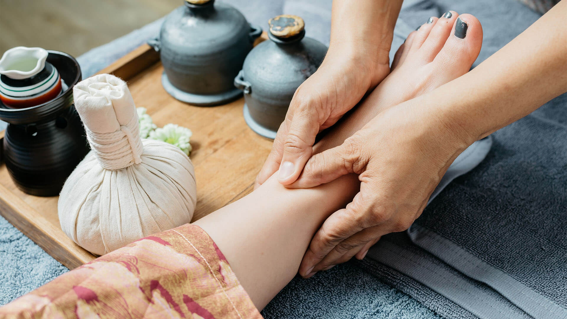 Foot reflexology massage techniques with step by step explanations (2022)